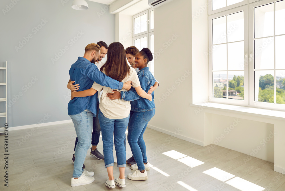 Photo Stock Team of happy diverse business people huddling in office ...