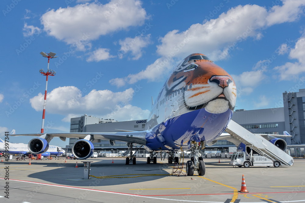 Foto de Stock Boeing 747 of Transaero airlines in Tiger livery is ...