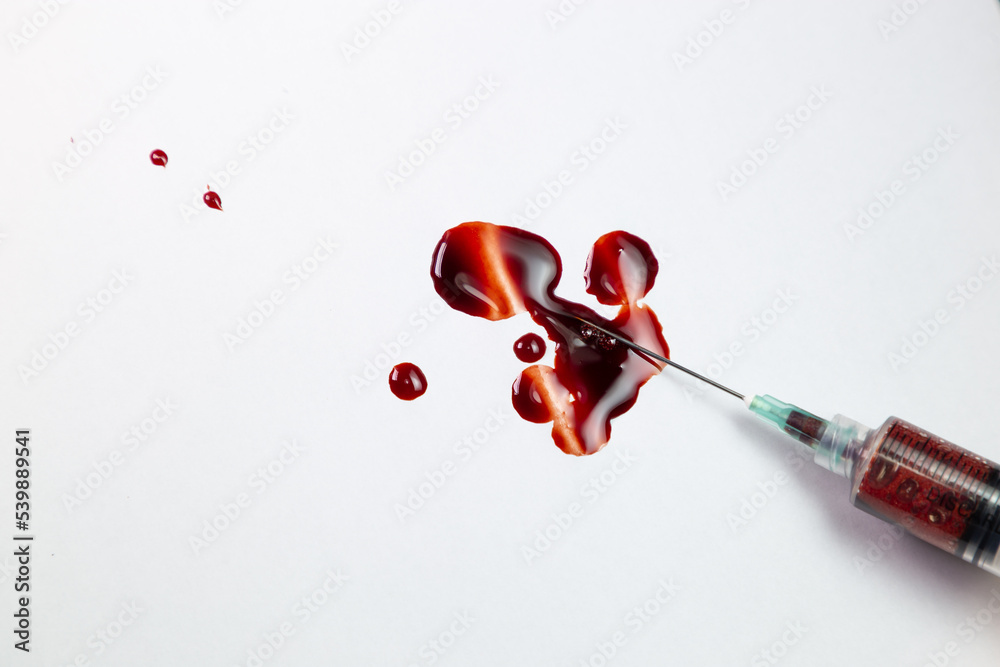 Jeringa con sangre, gotas de sangre, muestras de sangre, VIH ...