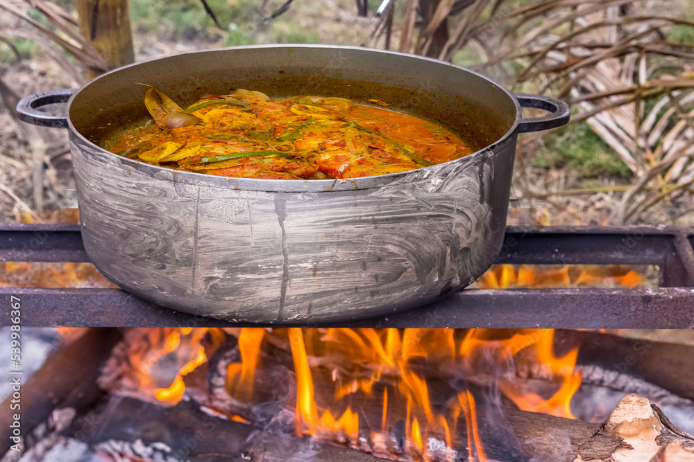 Photo Stock Cuisson extérieure au feu de bois, marmite de cari de ...