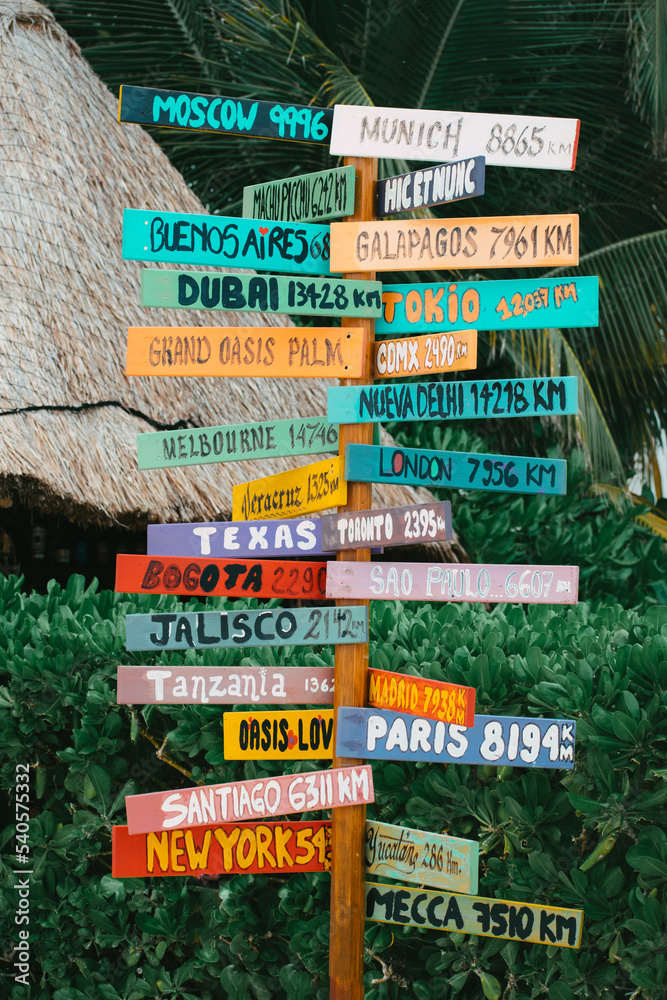 letrero de ciudades turisticas Stock Photo | Adobe Stock