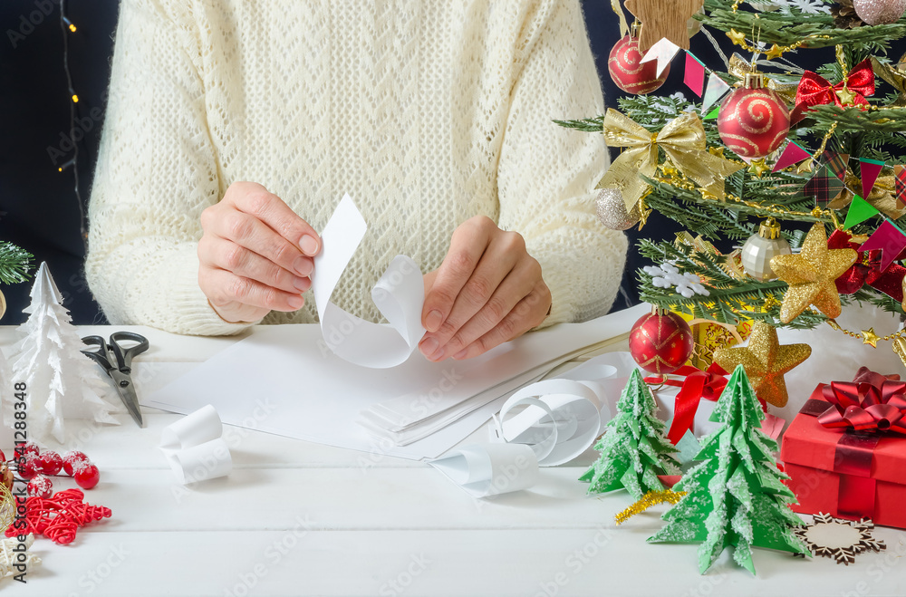 Step-by-step photo instructions for making Christmas paper decor, step ...