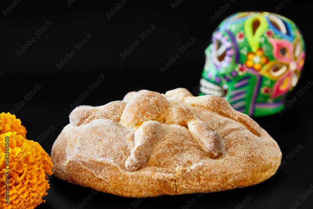 Celebración de día de muertos en México con pan de muerto con calaveras ...