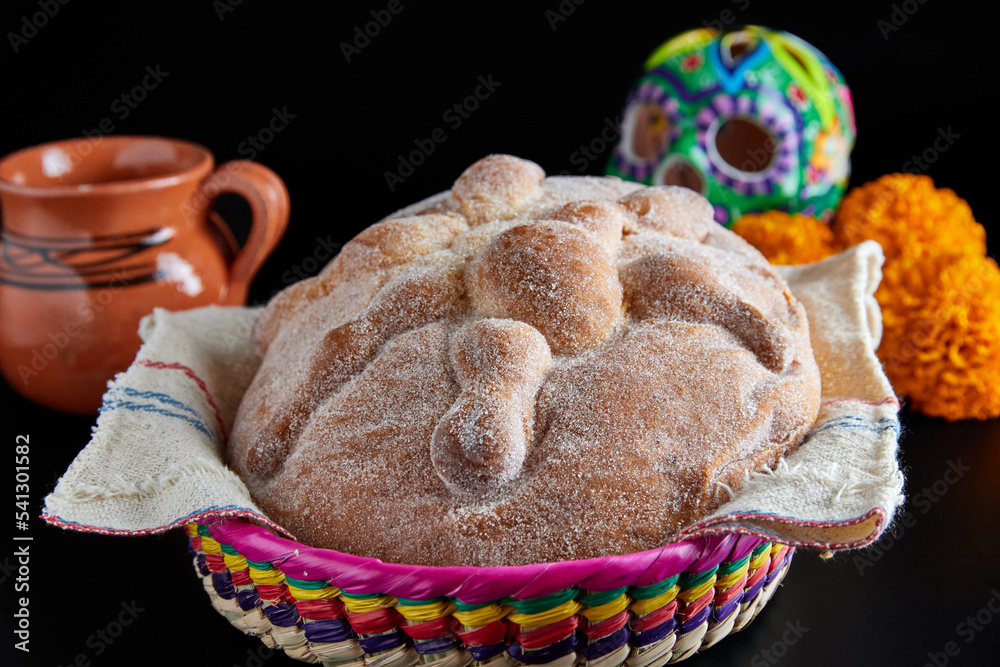 Foto de Stock Celebración de día de muertos en México con pan de muerto ...
