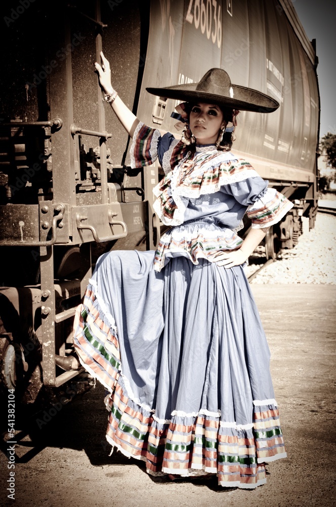 Retrato de una bella joven adolescente mexicana latina interpretando a ...