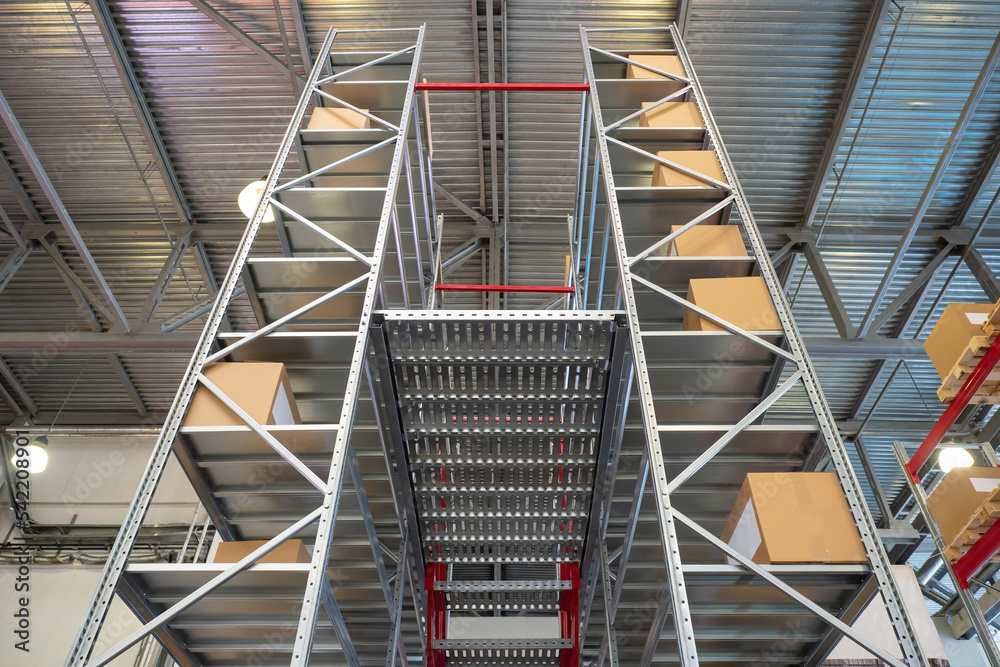 Foto de Stock Multi-tier warehouse racks. Box storage systems ...