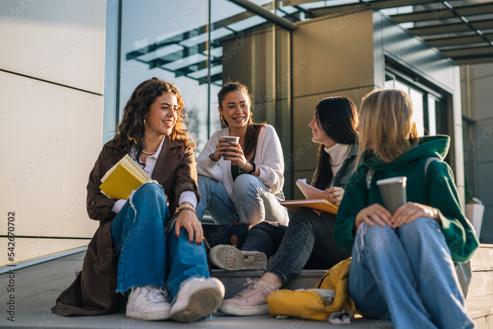 Foto group of female college students outdoor in campus talking do ...