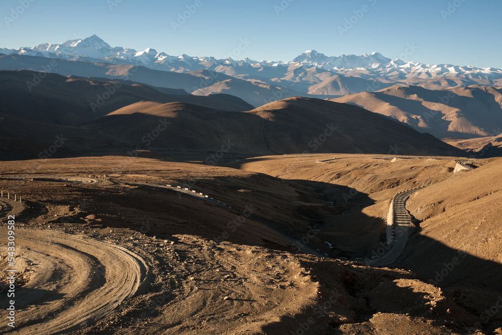 PANG LA PASS, TIBET, CHINA: general view of Mount Everest, sunny, dry ...