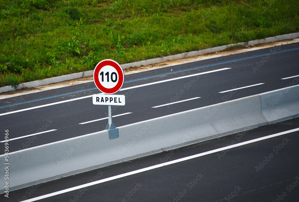 Panneau français de rappel de limitation de vitesse 110 km/h sur rail ...