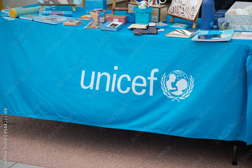 Fotografia do Stock unicef sign text and brand logo on blue flag ...