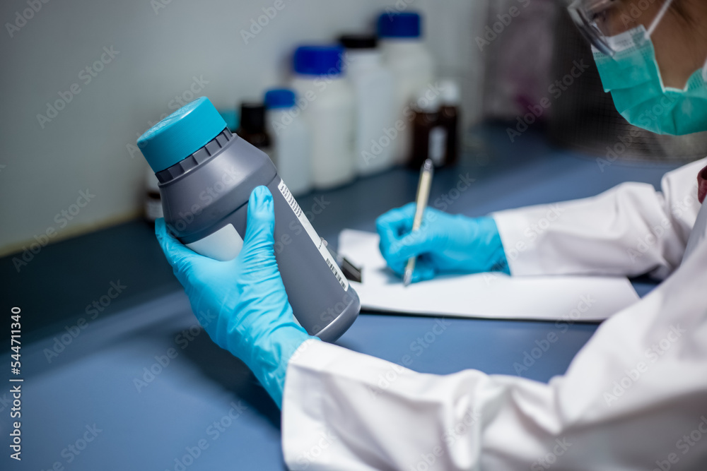 Chemical Research Laboratory, the female scientist reads the chemical ...
