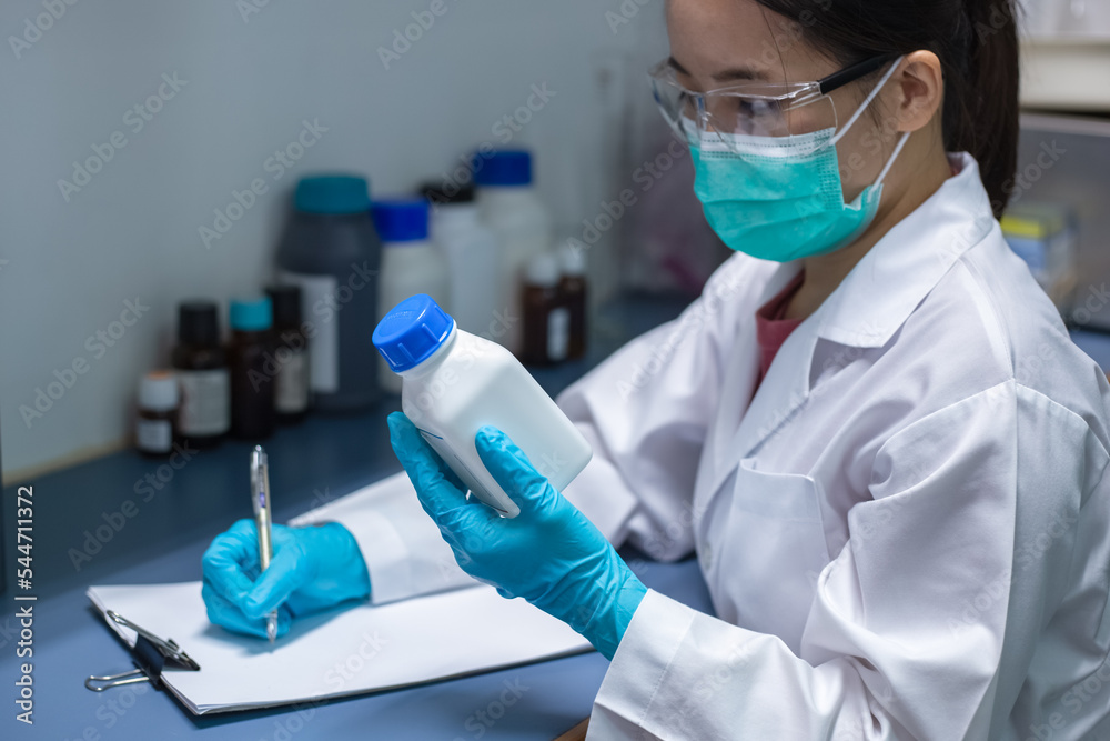 Foto Chemical Research Laboratory, the female scientist reads the ...