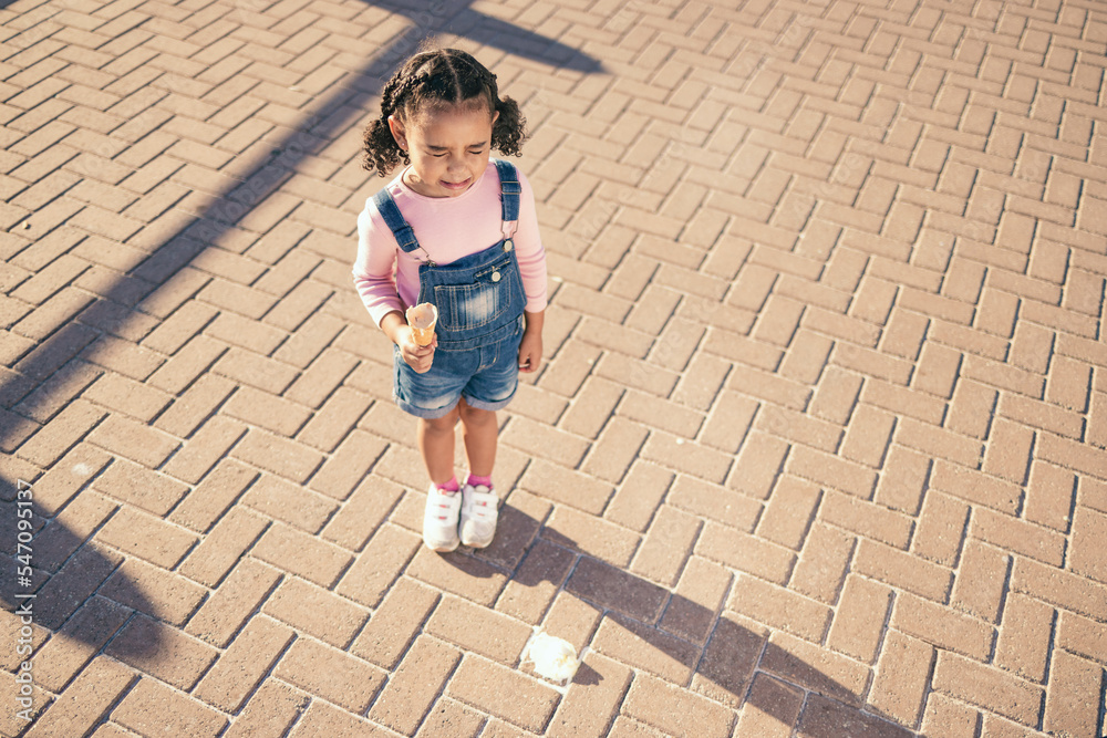Foto stock di Crying kid drop ice cream on floor, ground and street in ...