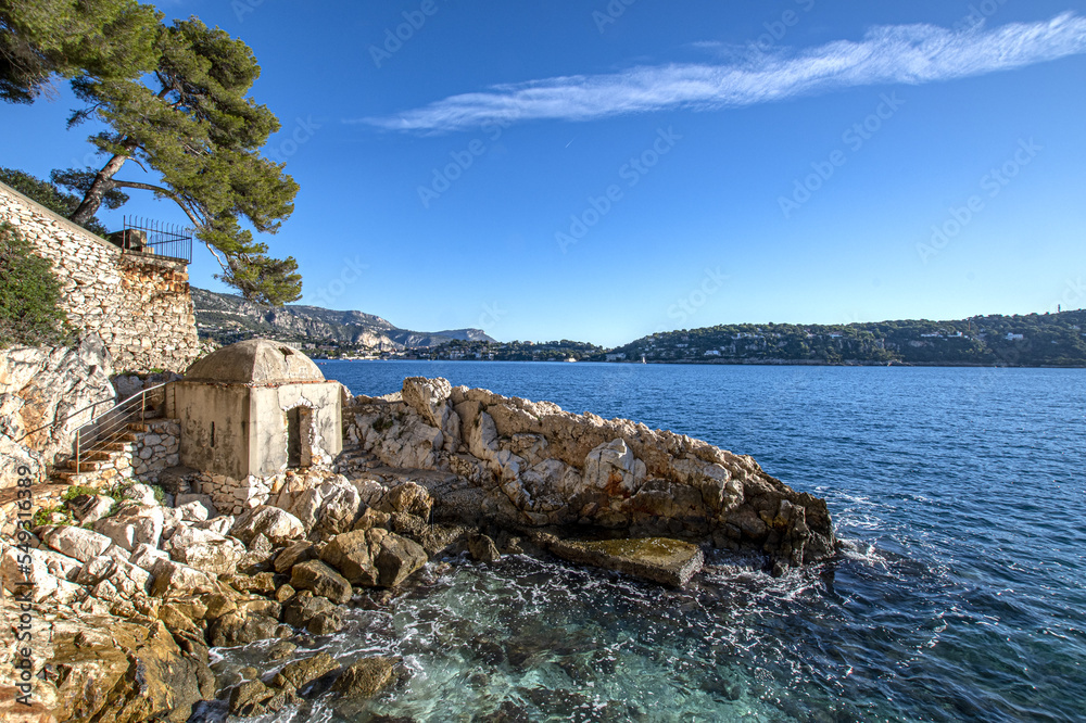 Foto Paysage de bord de mer sur la Côte d'Azur avec un panorama sur le ...