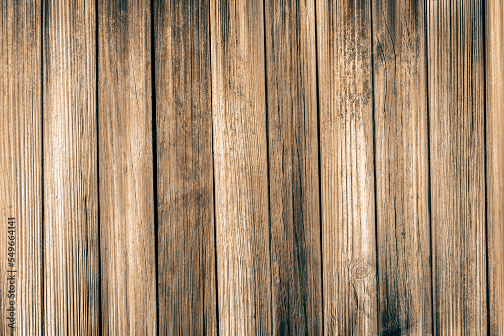 Madera de roble en tablones verticales. Oak wood in vertical planks ...