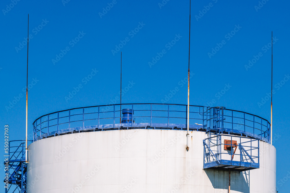 Vertical steel tank for storing petroleum products and flammable ...