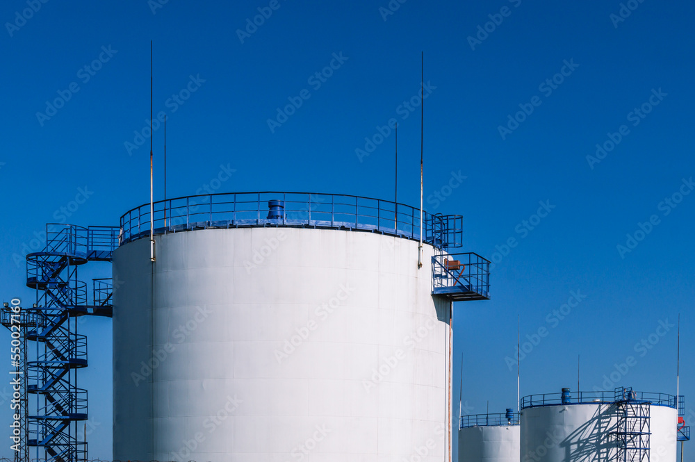 Vertical steel tank for storing petroleum products and flammable ...