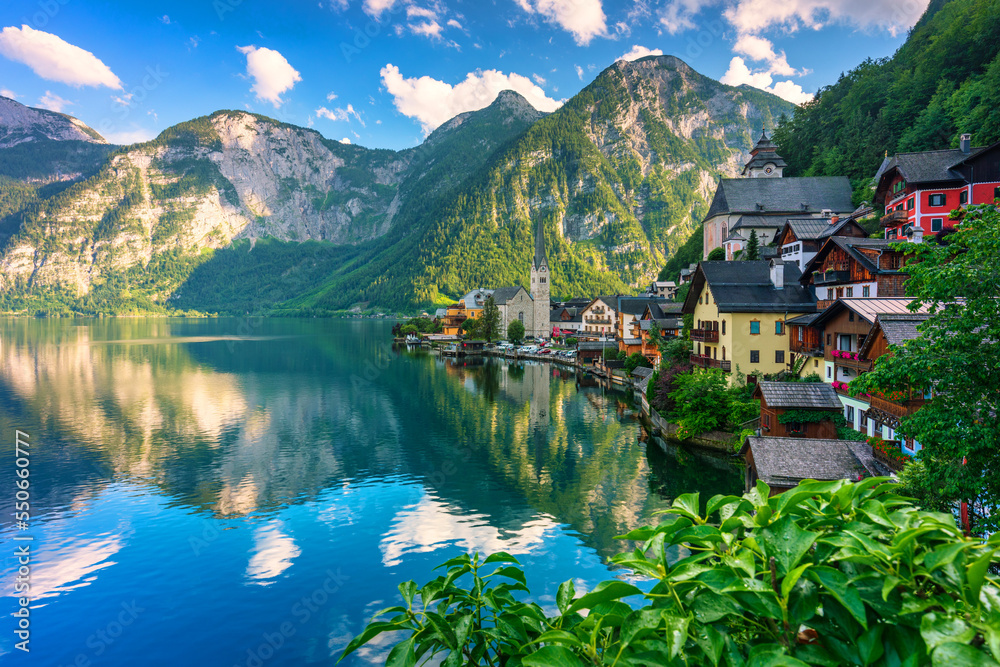 Foto Scenic picture-postcard view of famous Hallstatt mountain village ...