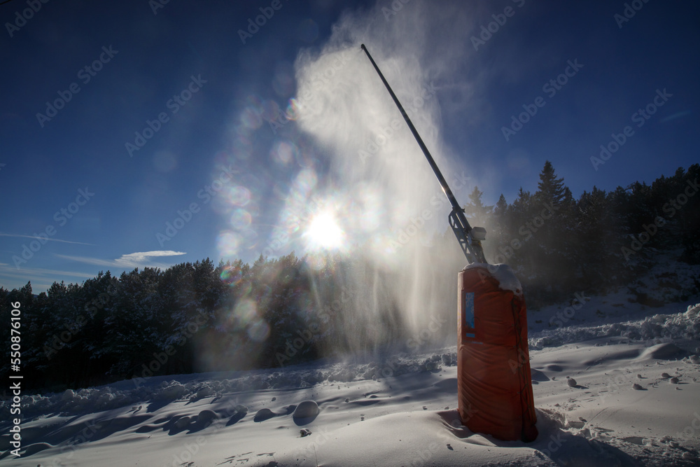 Canon à neige dispersant la poudreuse, snow cannon in operation Stock ...
