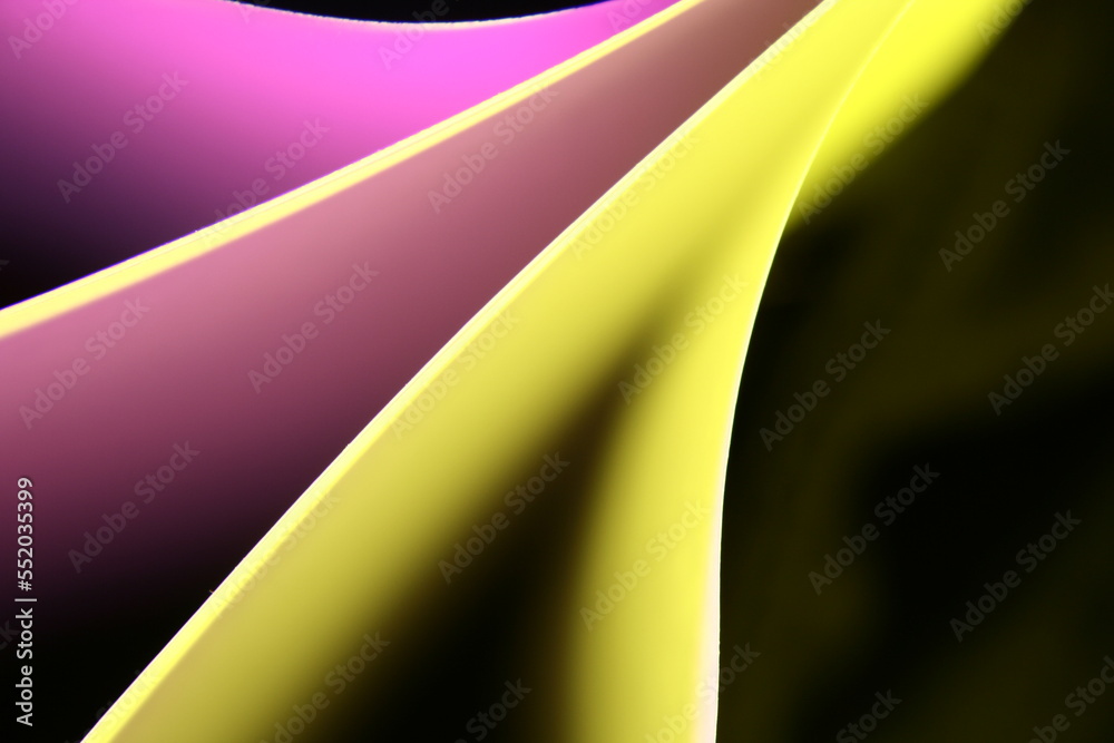 Cartulina con doblez en abanico de colores rosa y amarillo formando ... Cartulina con doblez en abanico de colores rosa y amarillo formando ...