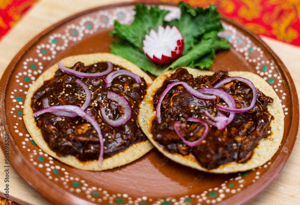 Photo Stock Tostadas de mole poblano, cebolla morada, lechuga, rábano y ...