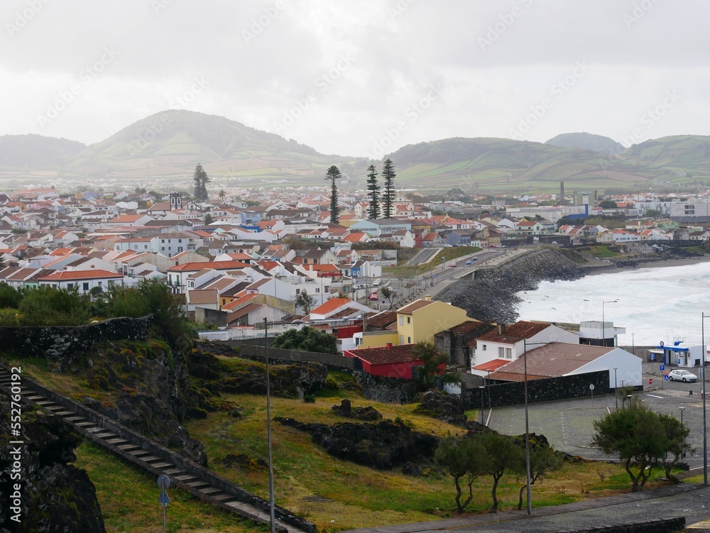 Ville typique de Ribeira Grande au bord de l'océan atlantique sur l'île ...
