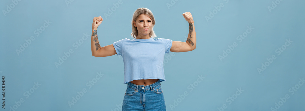 Foto de Stock Strong and powerful good-looking sportswomen with tattoos ...