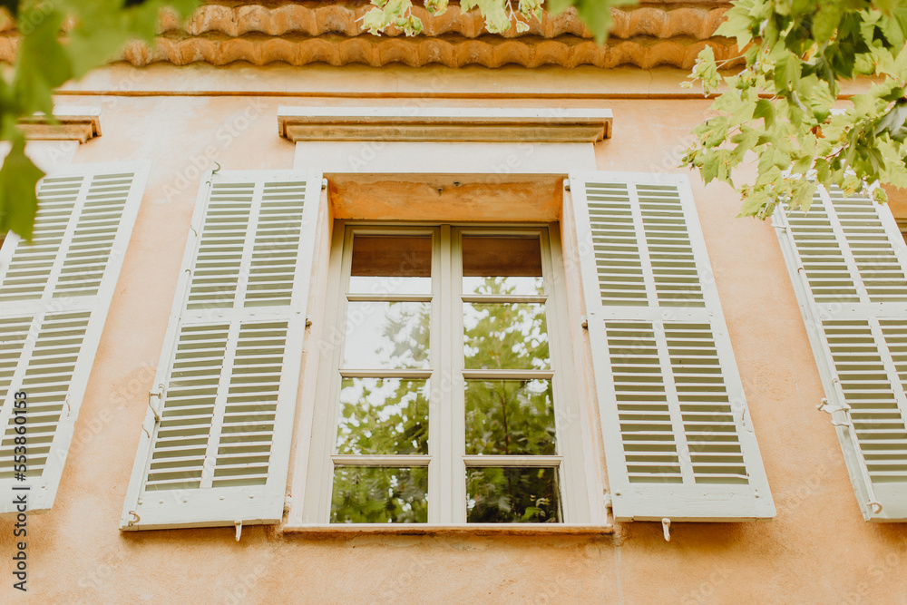 Les volets ouverts de la maison provençale Stock Photo | Adobe Stock
