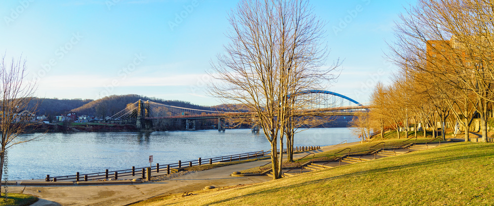 Foto Panoramic view of the Ohio River with the landmark 1856 Wheeling ...