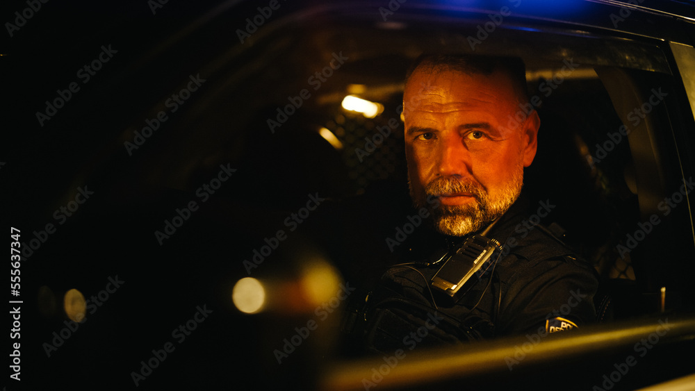 Stock-Foto „Portrait of Police Officer Sitting in the Patrol Car ...