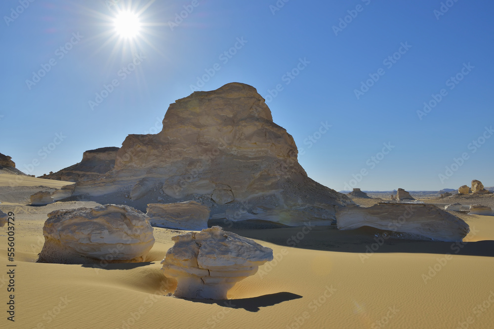 Foto stock di Sun over Rock Formations in White Desert, Libyan Desert ...