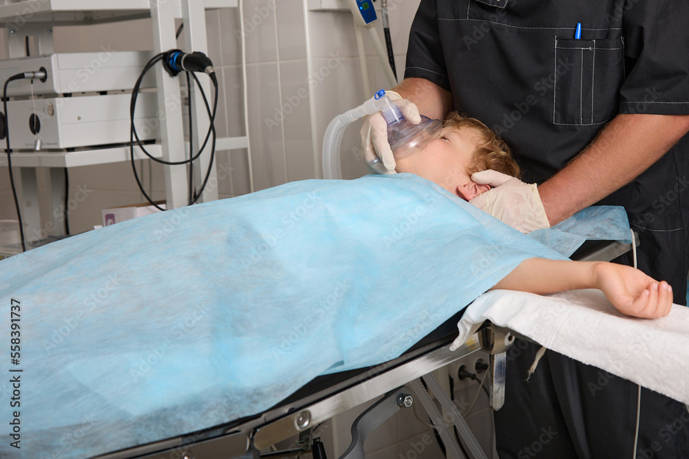 Stock-Foto „Small child fell asleep under anesthesia for surgery. An ...