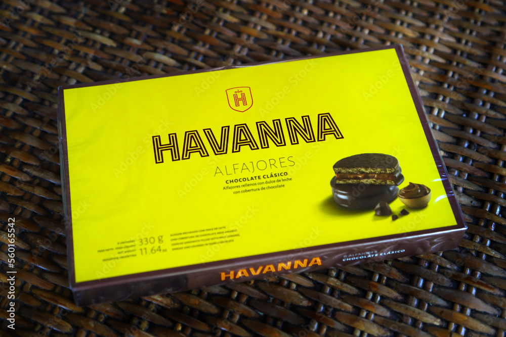 Box of argentinian Havanna alfajores. Classic chocolate alfajores ...