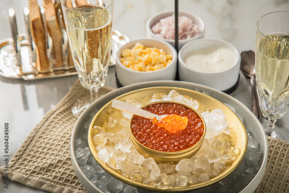 Orange Keta Lachs Kaviar in Dose auf Eis in Glas Schale mit Perlmutt ...