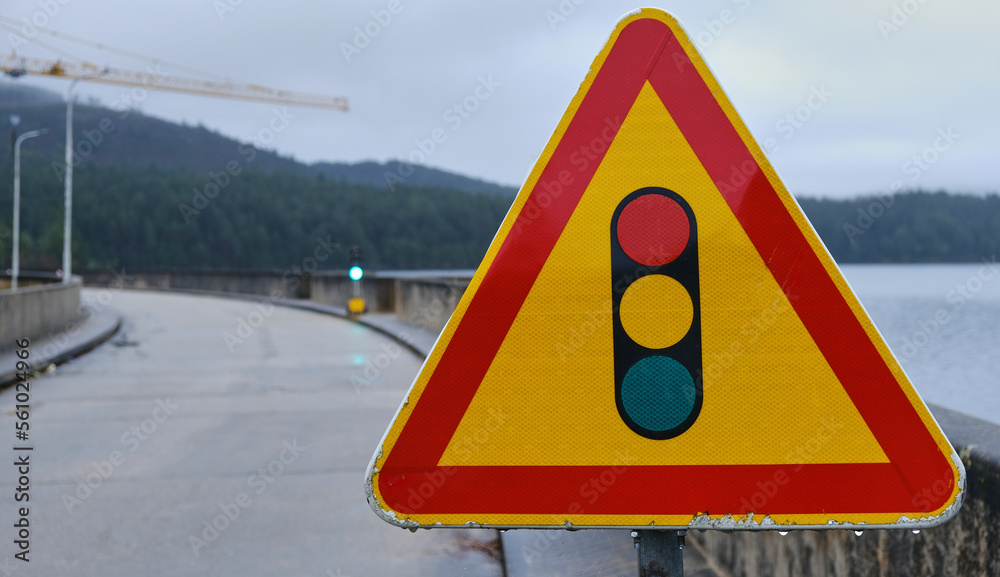 Foto de Stock Señal de advertencia de semáforo temporal por ...