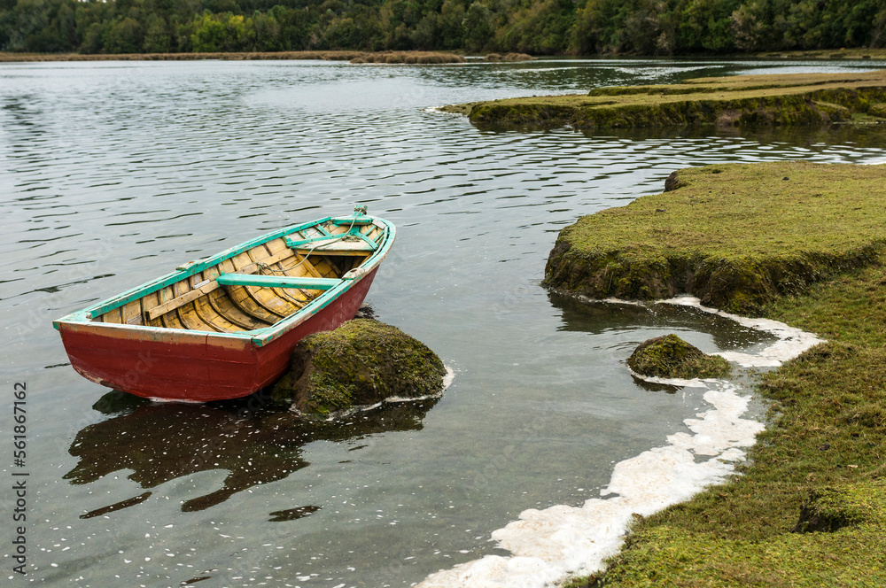 Foto bote de madera bote sureño, sur de chile chiloe, barca, lago ...