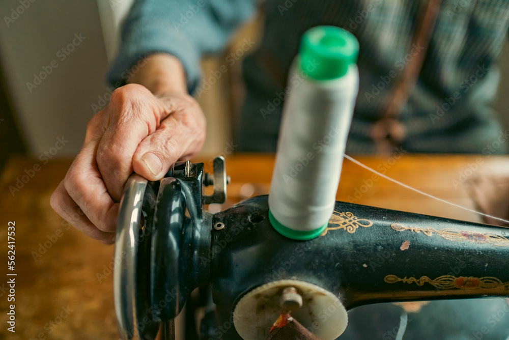 Foto de Stock Senior woman in spectacles use sewing machine. wrinkled ...