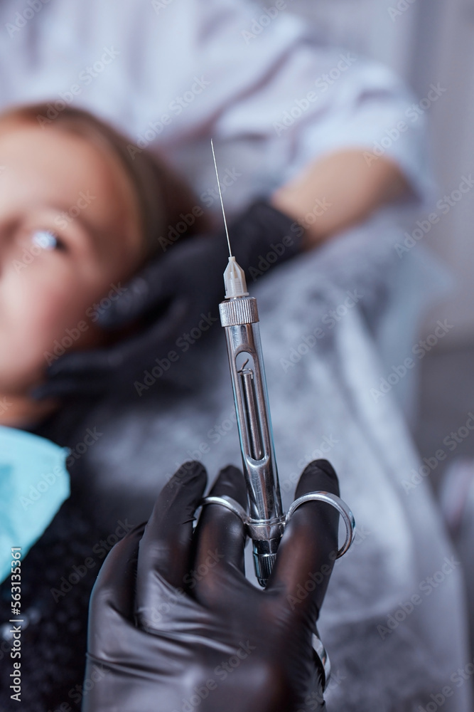 Stock-Foto „Little girl at dentist office, getting local anesthesia ...
