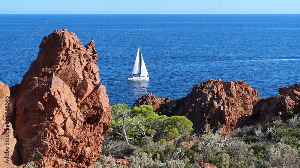 Fotografie Voilier blanc sur la mer Méditerranée, au large du cap ...