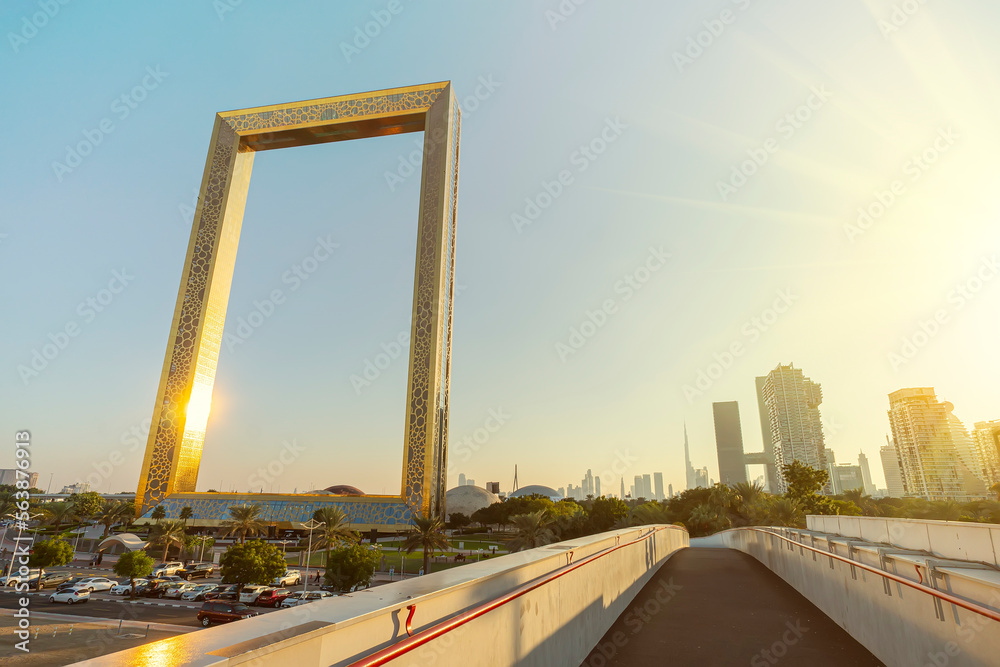 Amazing panoramic view of the world largest gold frame made in Dubai ...