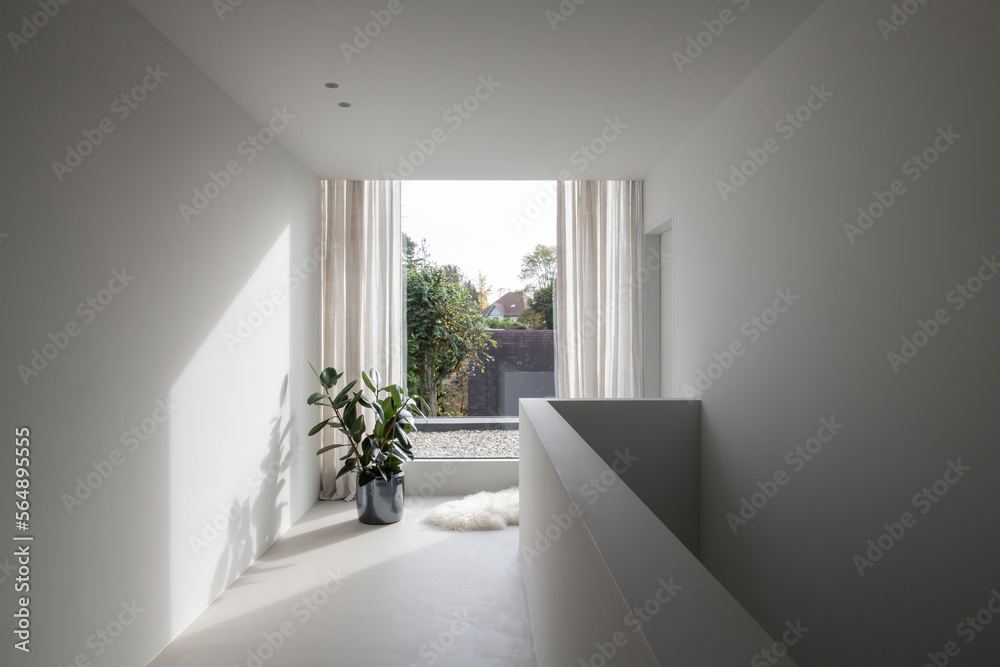 window in hallway の Stock フォト | Adobe Stock
