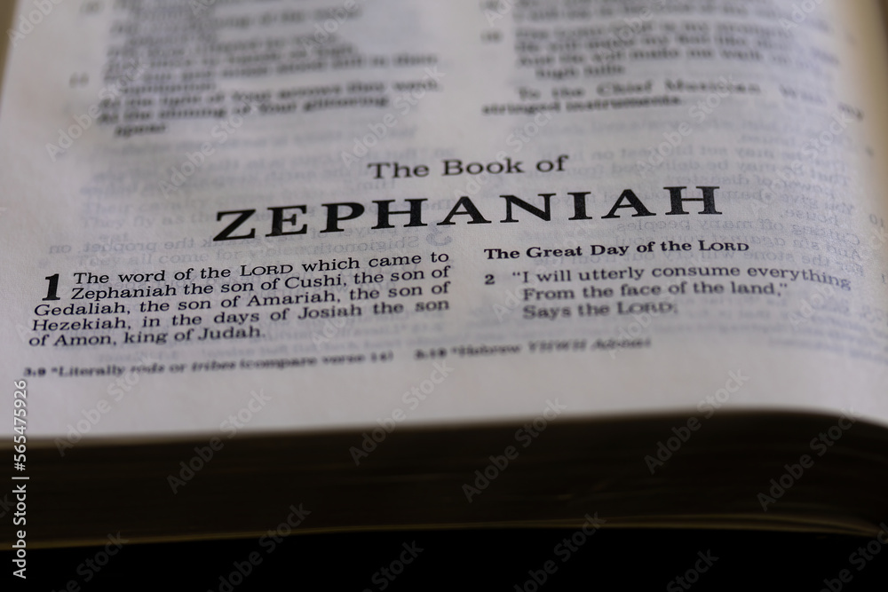 Foto de Stock title page from the book of Zephaniah in the bible or ...