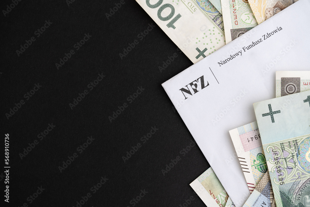 Foto NFZ logo on envelope, Polish złoty money PLN zloty banknotes and ...