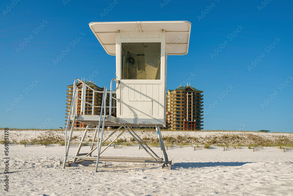 Photo Stock Lifeguard tower with glass panel on a white sand beach ...