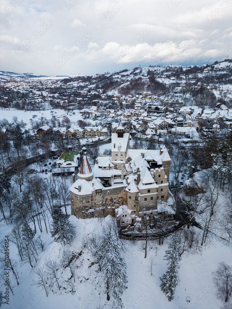 Foto stock di The snow covered medieval Castle of Bran, known for the ...