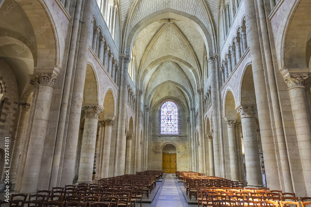 Interior of Le Mans Roman Catholic cathedral of Saint Julien ...