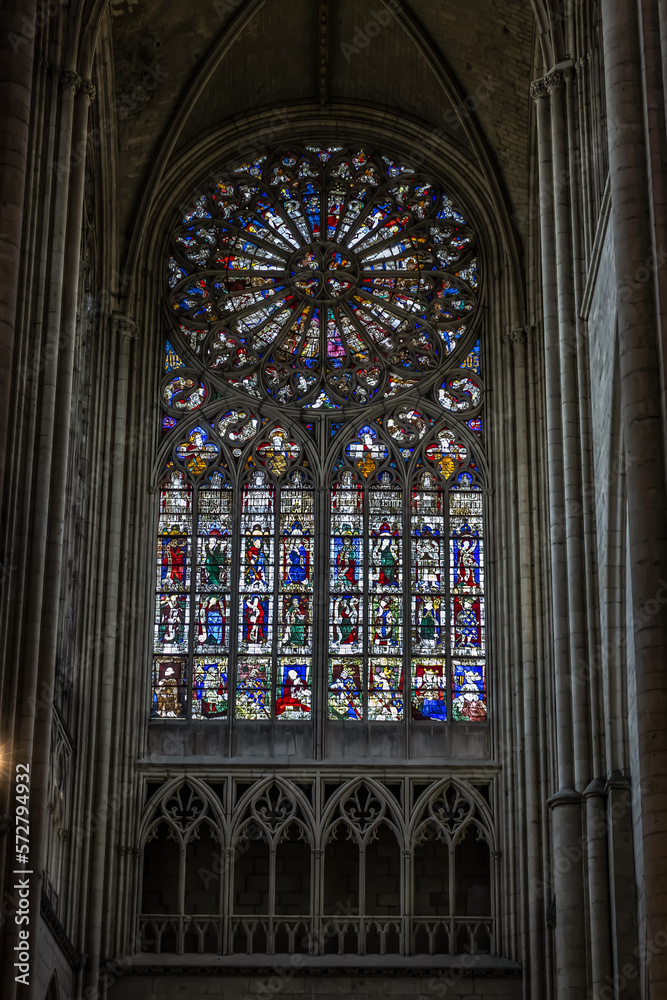 Interior of Le Mans Roman Catholic cathedral of Saint Julien ...