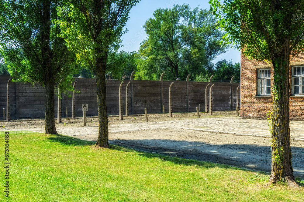 Stock-Foto „Barbed wire fence and barracks, Auschwitz 1concentration ...