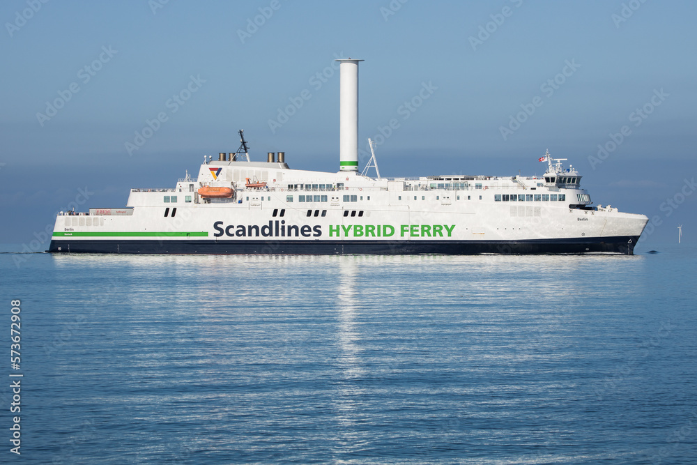 The Scandlines hybrid ferry with its iconic Flettner rotor sail ...