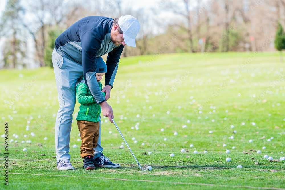 Stock-Foto „dad golf coach coaching his 3 year old son first golf ...